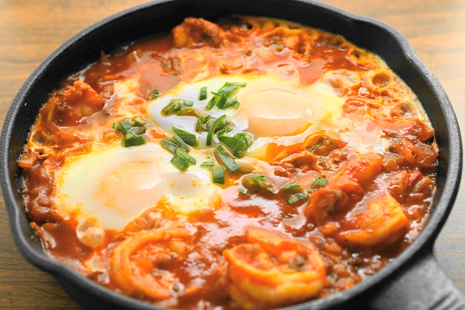 チューブ入りハリッサで簡単！スパイシートマトソースにとろーり卵！「シャクシュカ」 Koi-Chef Blog